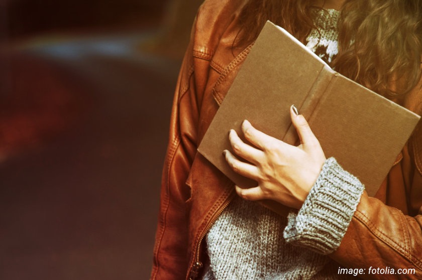 Ongoing – woman book autumn – Ebook Friendly